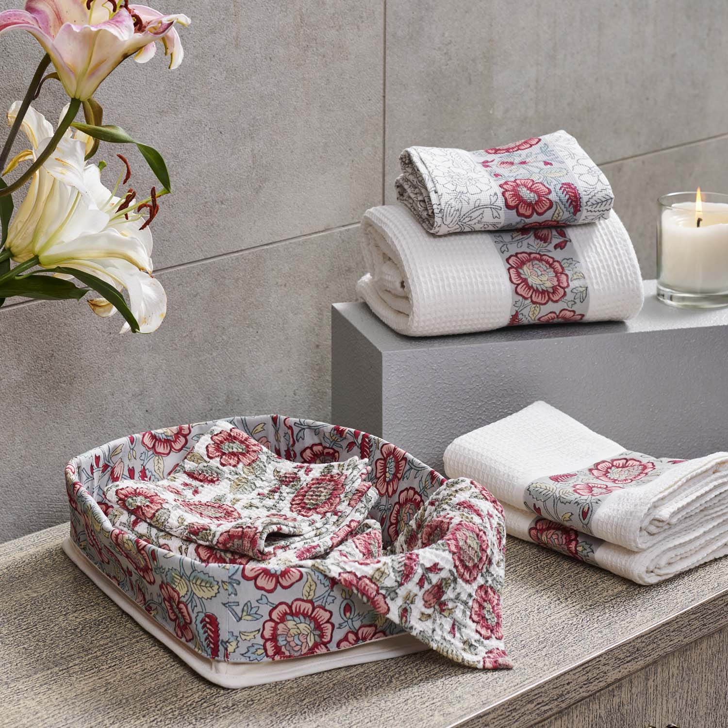 Zenia crimson bathroom set – Inka