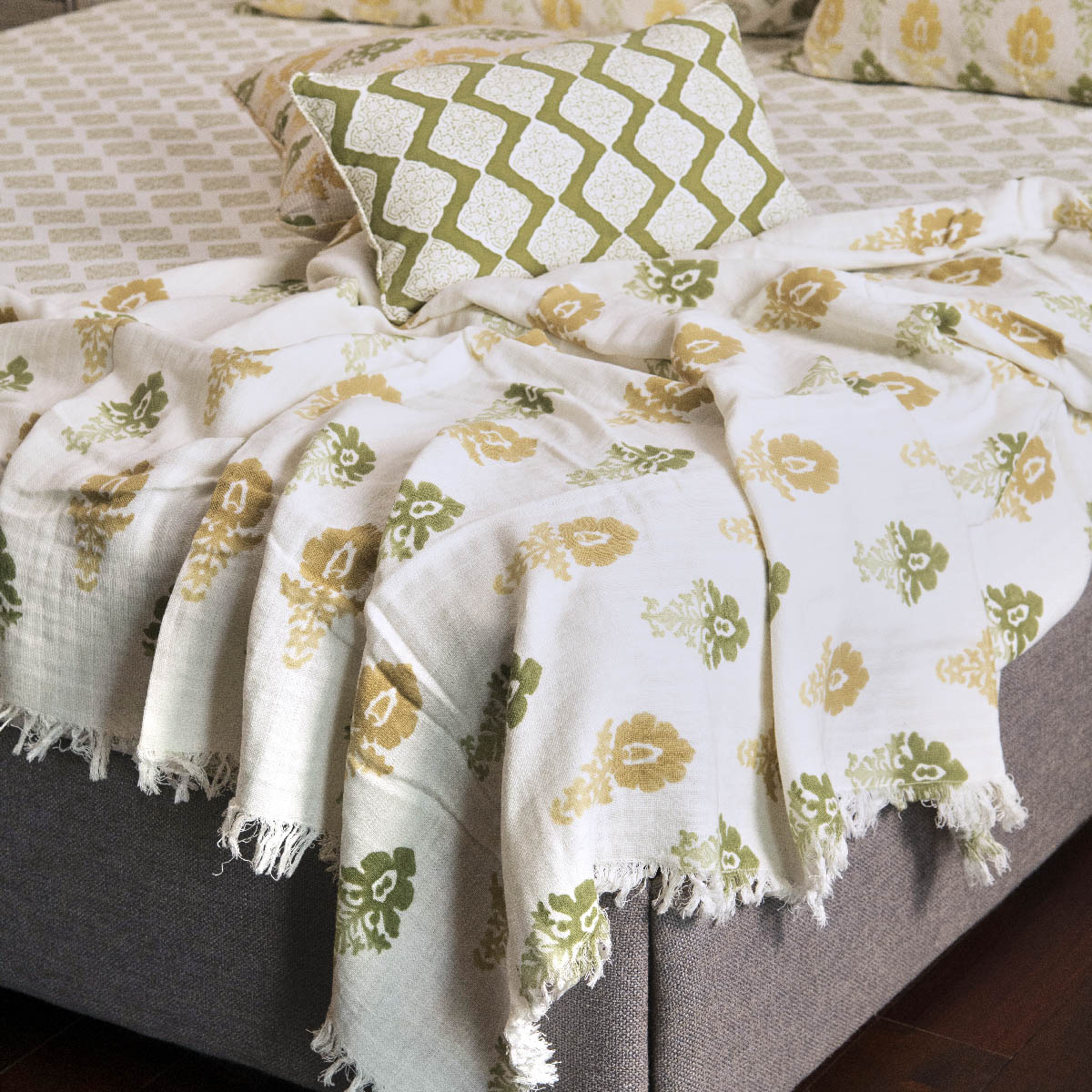 Fleur Ombre olive throw – Inka